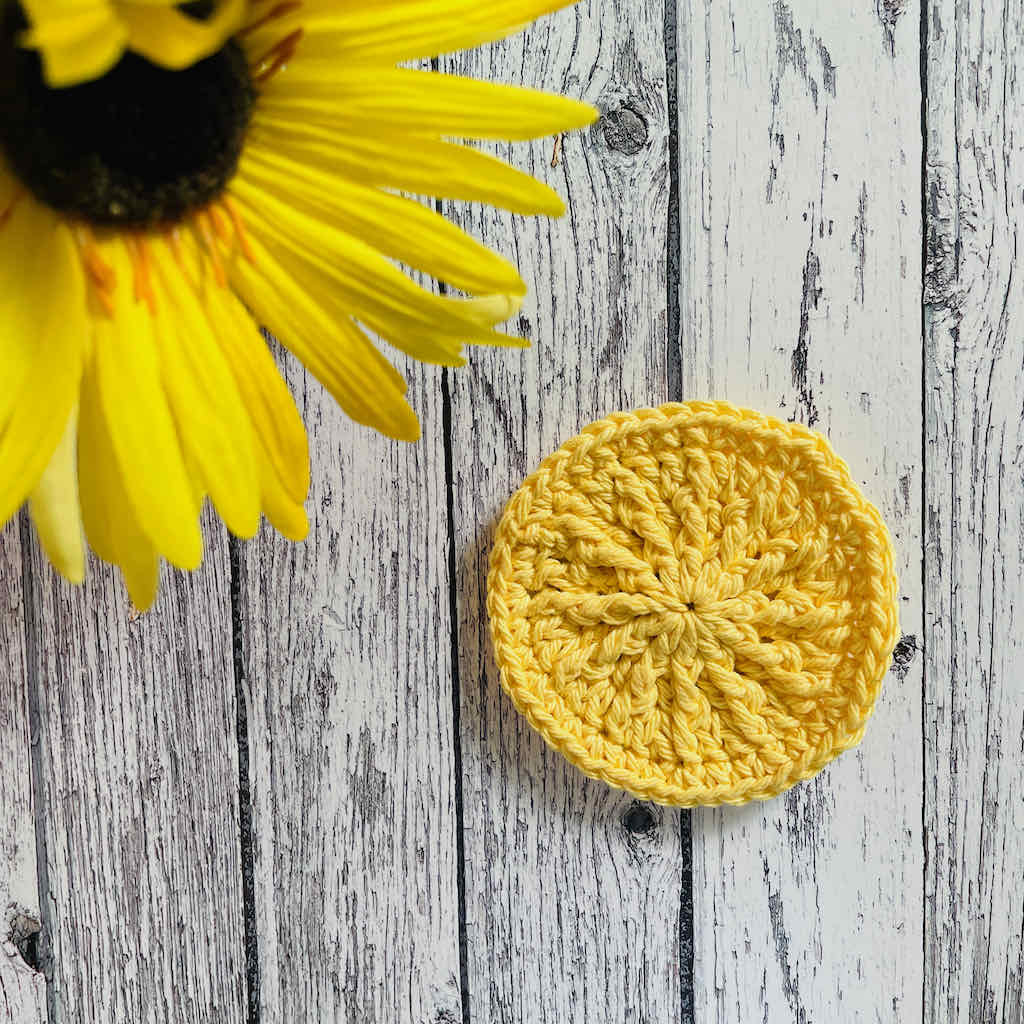 Triple spoke face scrubbie free pattern | MadameStitch