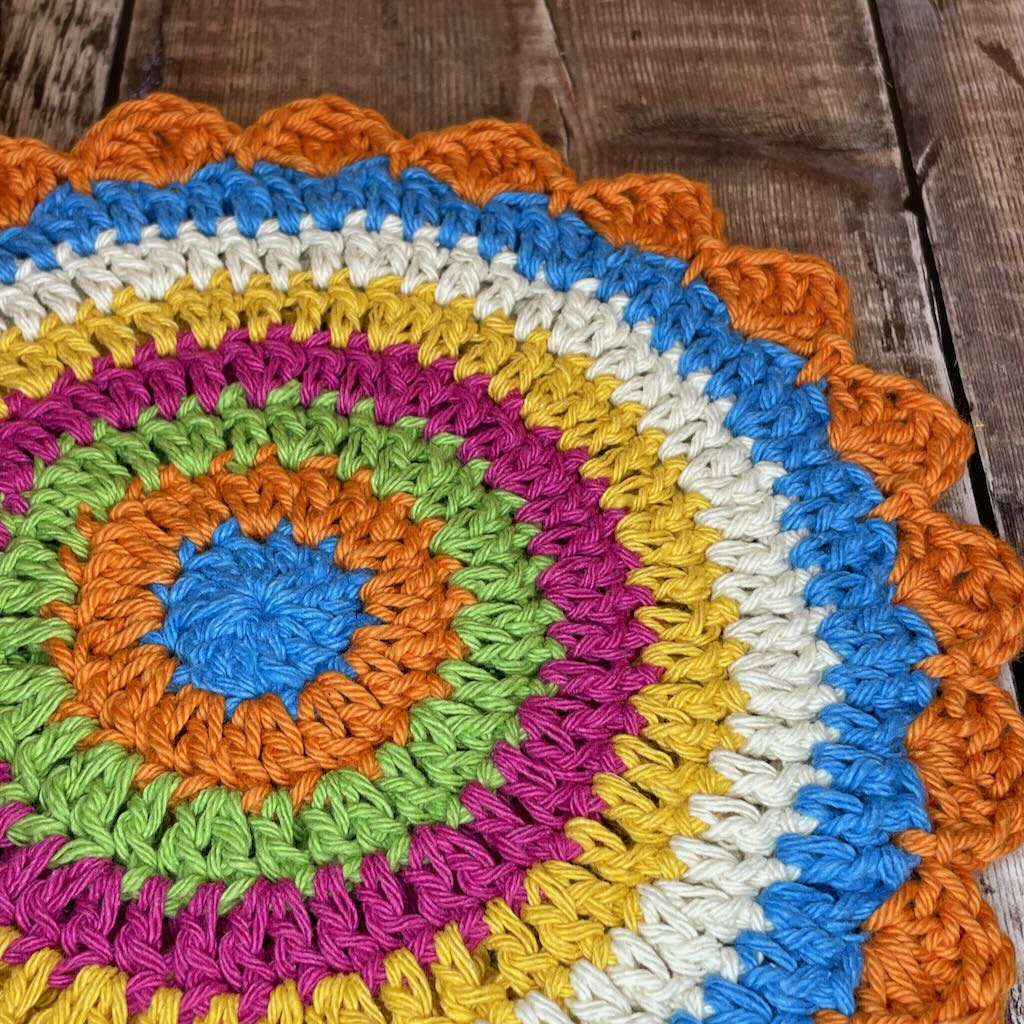 A fun crochet potholder that uses up scrap yarn | MadameStitch