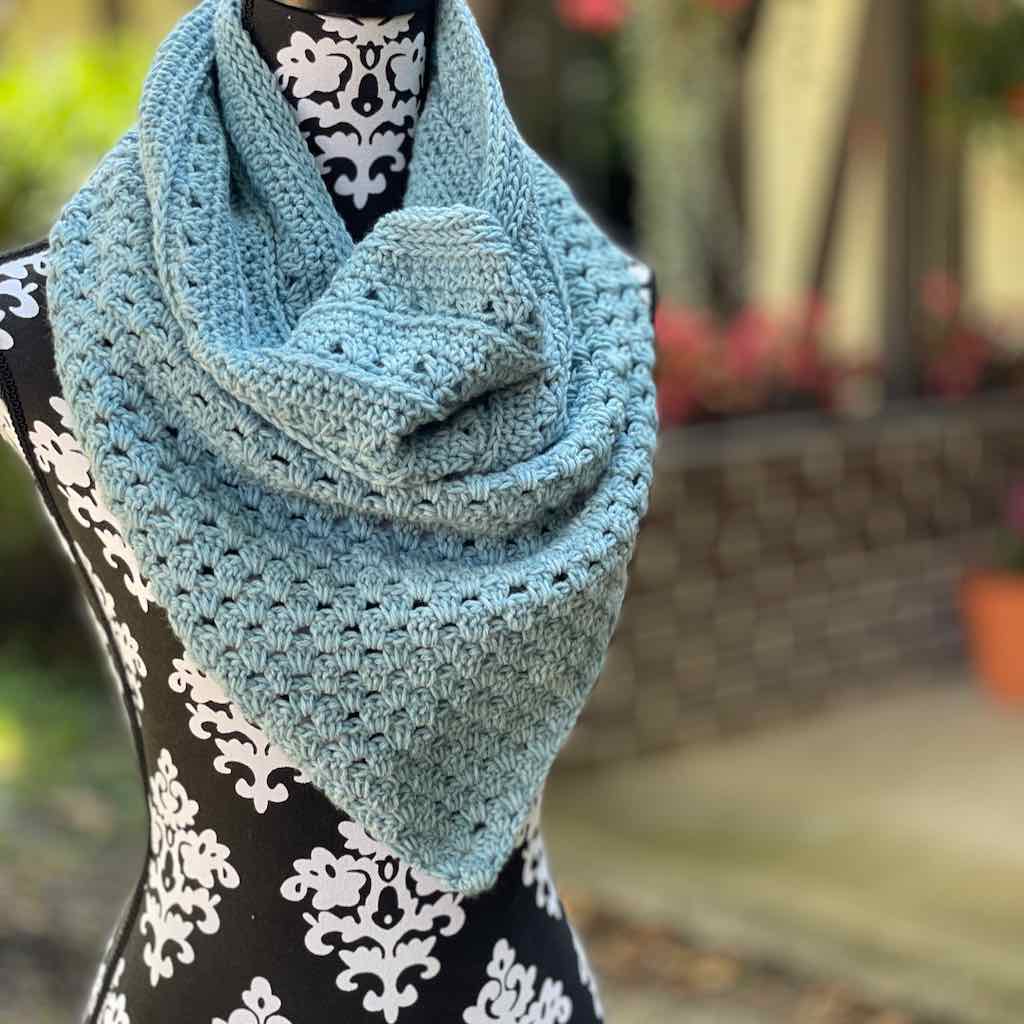 A beautiful stash busting crochet daisy stitch cowl | MadameStitch